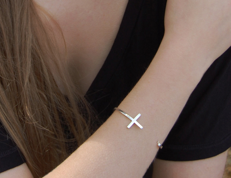 BLACK OAK CROSS CUFF – Inattendu